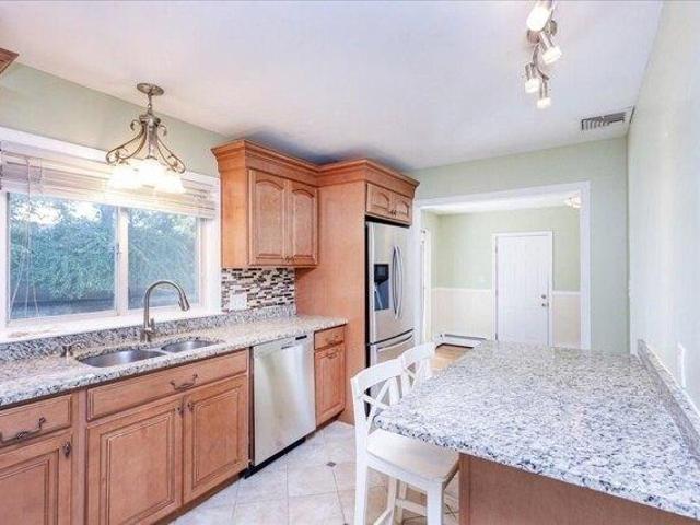 house with 3 bedroom, Methuen MA ES105202405