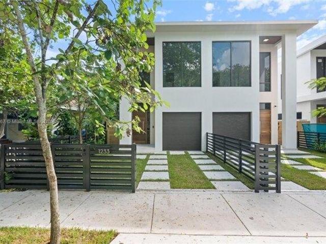 house with 3 bedroom, Miami FL DLS93293751