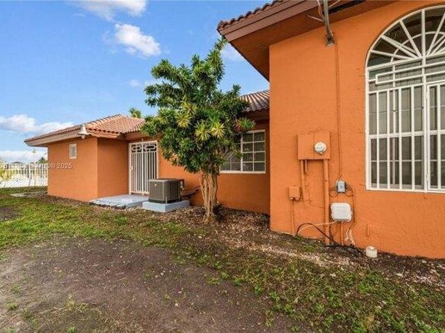 house with 3 bedroom, Miami FL ES88243613