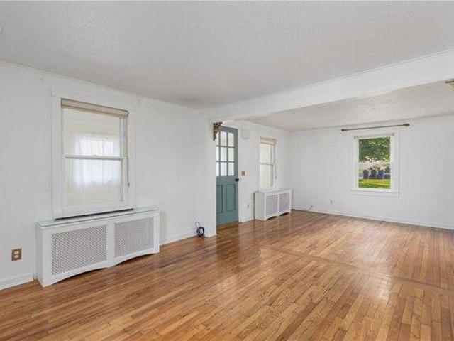 house with 3 bedroom, Middletown RI ES105108136