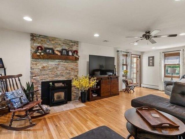 house with 3 bedroom, Middleboro MA ES104604267