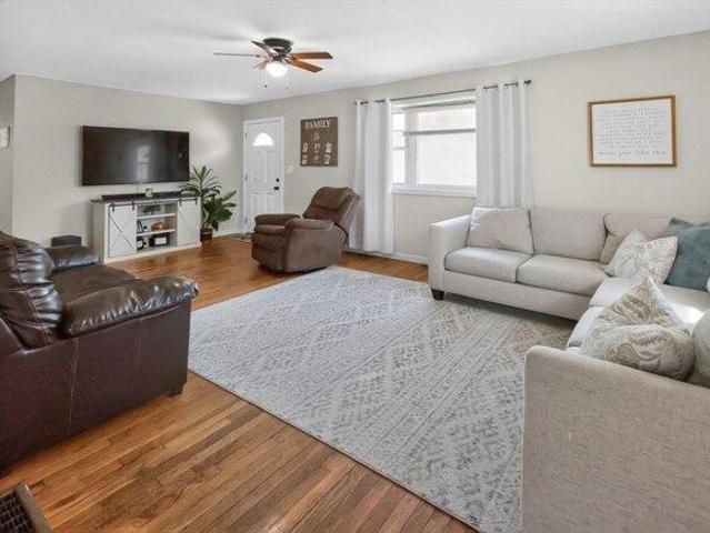 house with 3 bedroom, Middleboro MA ES103098055