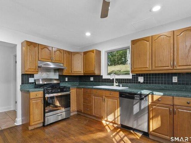 house with 3 bedroom, Milford CT ES104569351