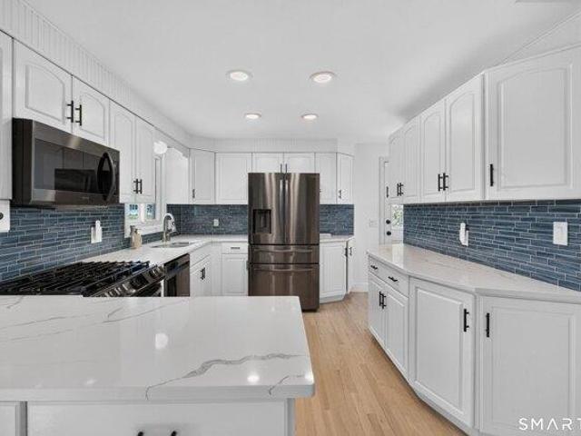 house with 3 bedroom, Milford CT ES105113144