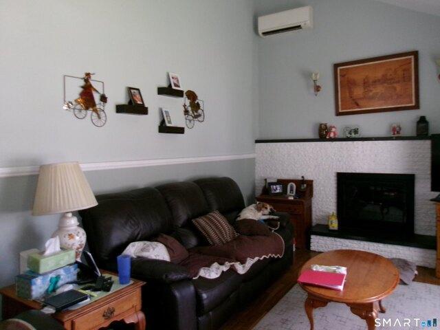 house with 3 bedroom, Milford CT ES103666298