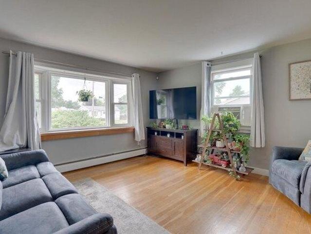 house with 3 bedroom, Nashua NH ES103663288