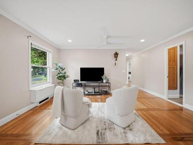 house with 3 bedroom, Nashua NH ES104852318