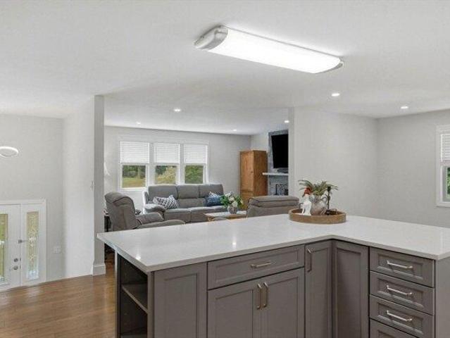 house with 3 bedroom, Nashua NH ES104920876