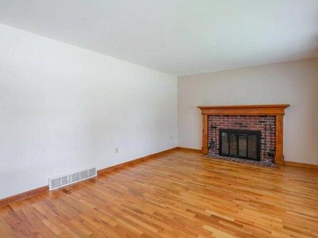 house with 3 bedroom, Nashua NH ES105116136