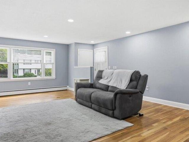 house with 3 bedroom, Nashua NH ES105157059