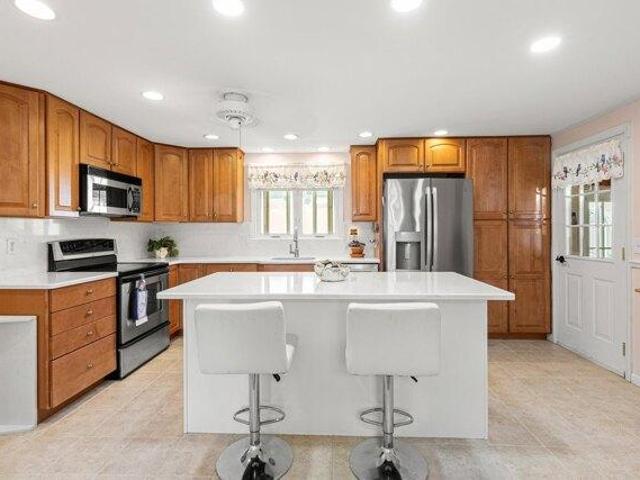 house with 3 bedroom, Nashua NH ES105174865