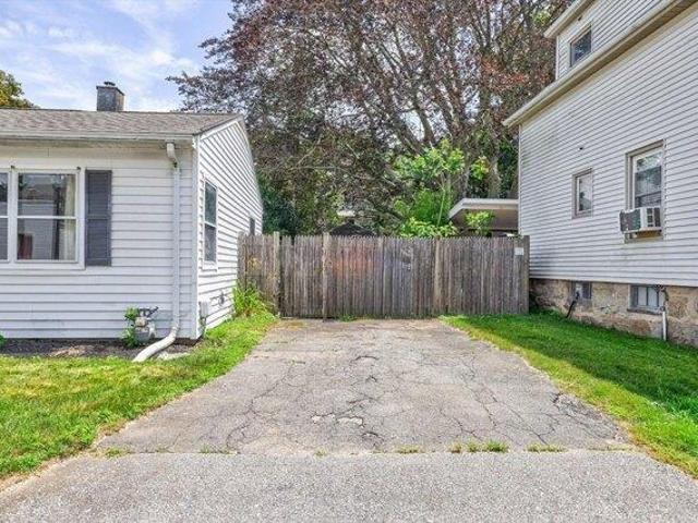 house with 3 bedroom, New Bedford MA ES104852489