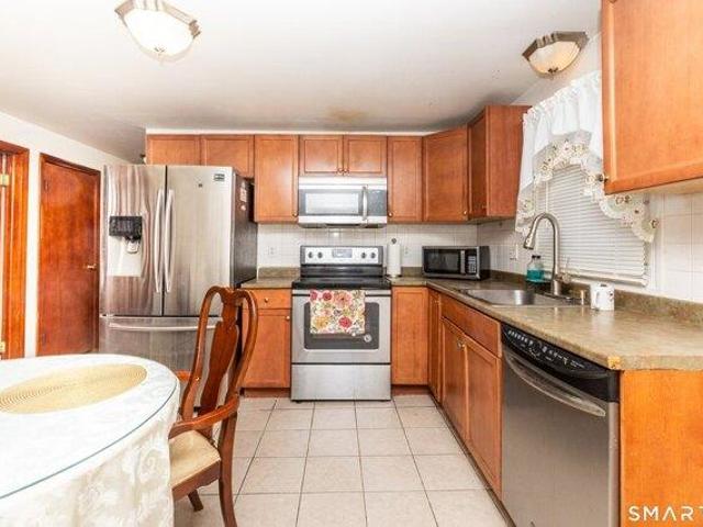 house with 3 bedroom, New Britain CT ES104078548