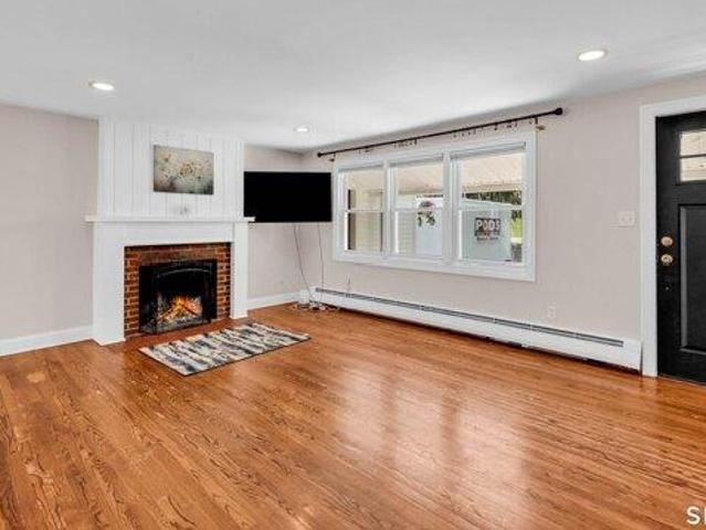 house with 3 bedroom, New Britain CT ES104011109