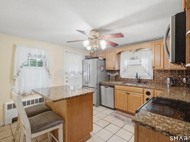house with 3 bedroom, New Britain CT ES105207462