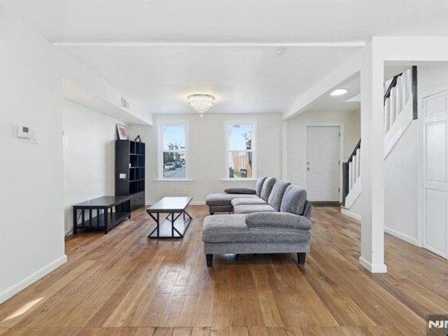 house with 3 bedroom, Newark NJ DLS102217276