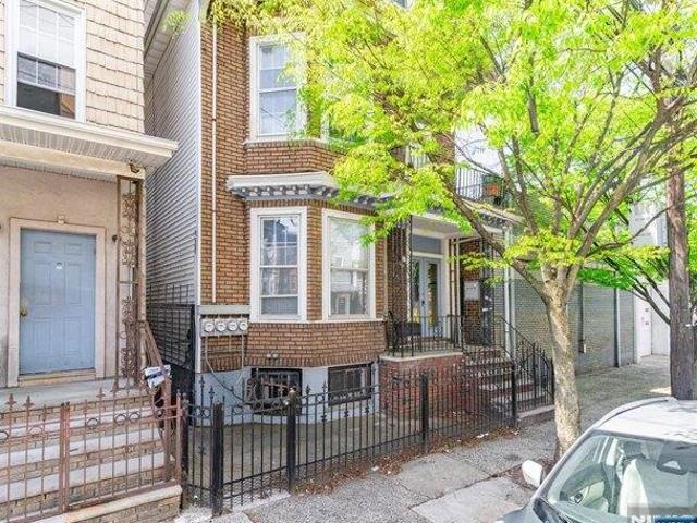 house with 3 bedroom, Newark NJ DLS102316296