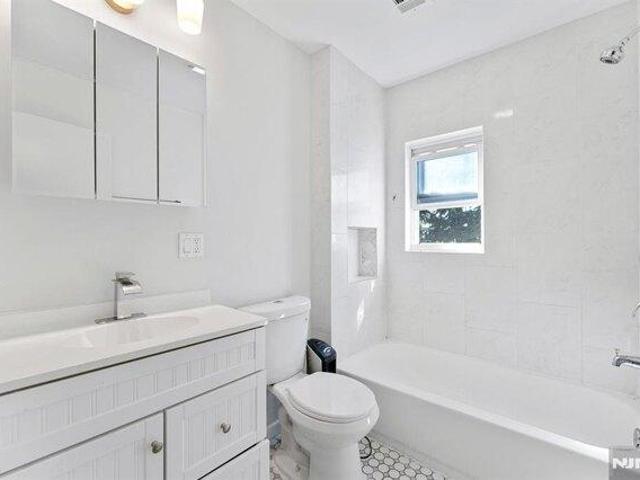 house with 3 bedroom, Newark NJ ES104539562