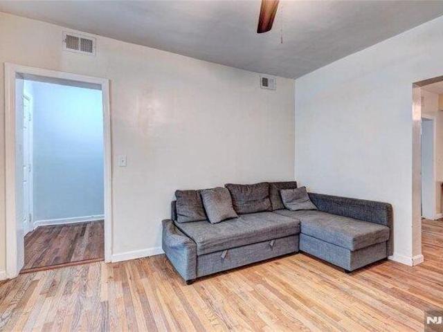 house with 3 bedroom, Newark NJ ES104758509