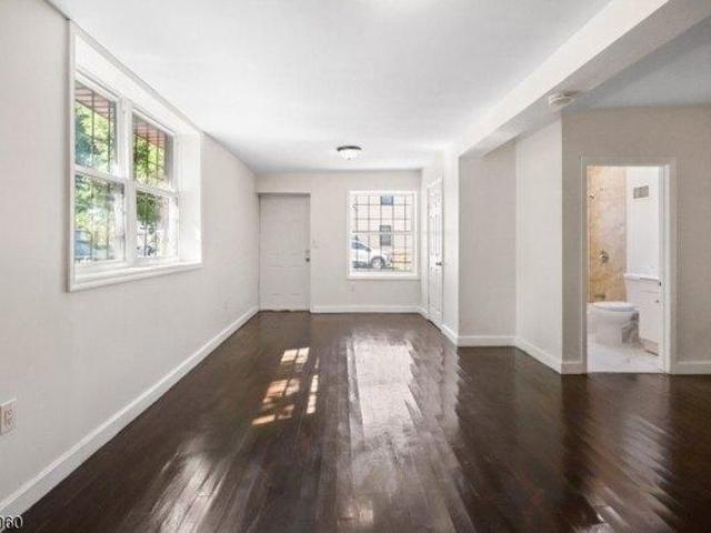 house with 3 bedroom, Newark NJ ES104811752