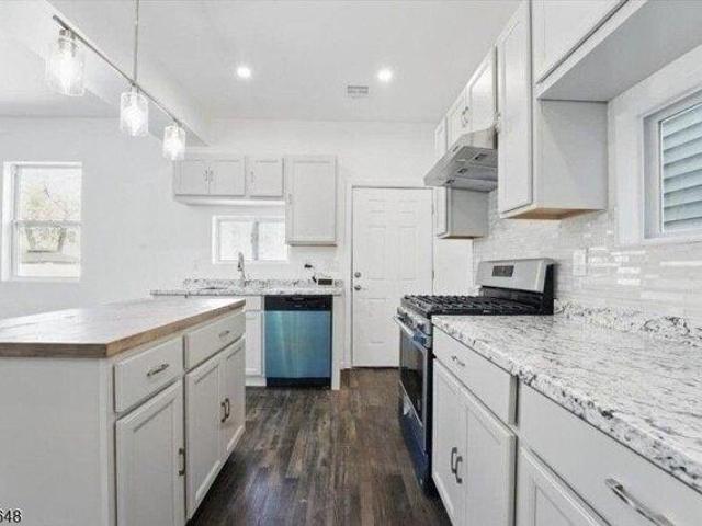 house with 3 bedroom, Newark NJ ES105495491