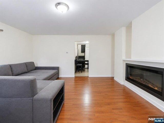 house with 3 bedroom, Newark NJ ES105124513