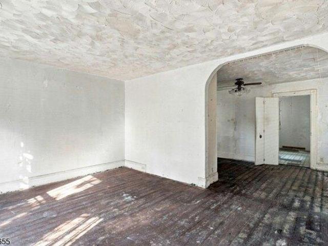 house with 3 bedroom, Newark NJ ES105158084