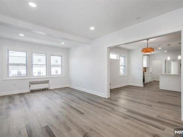house with 3 bedroom, Newark NJ ES105173507