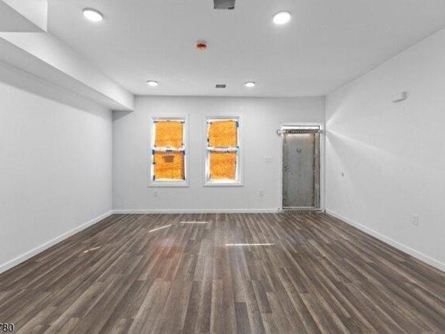 house with 3 bedroom, Newark NJ ES105174276