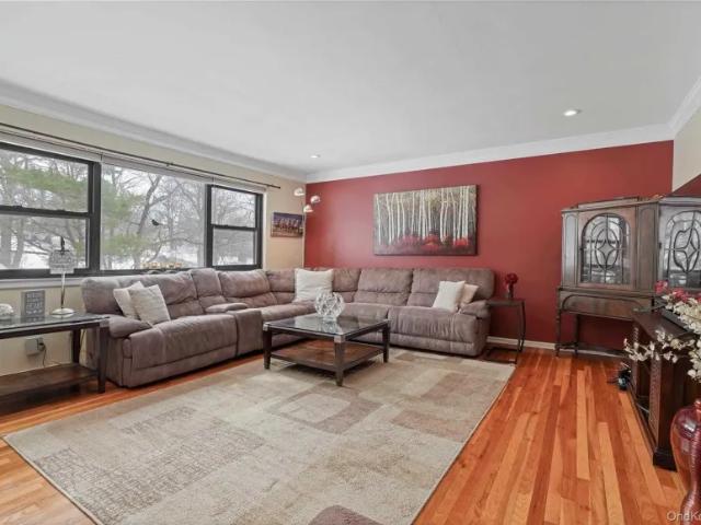house with 3 bedroom, NY NY ES102245582