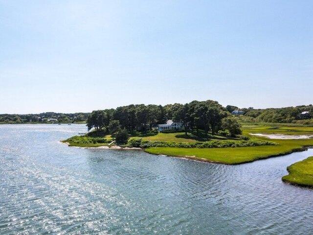 house with 3 bedroom, Oak Bluffs MA DLS102409248