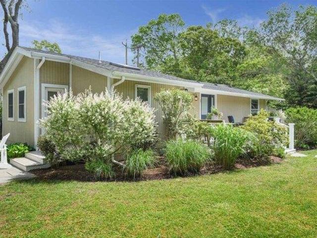 house with 3 bedroom, Oak Bluffs MA DS104044805