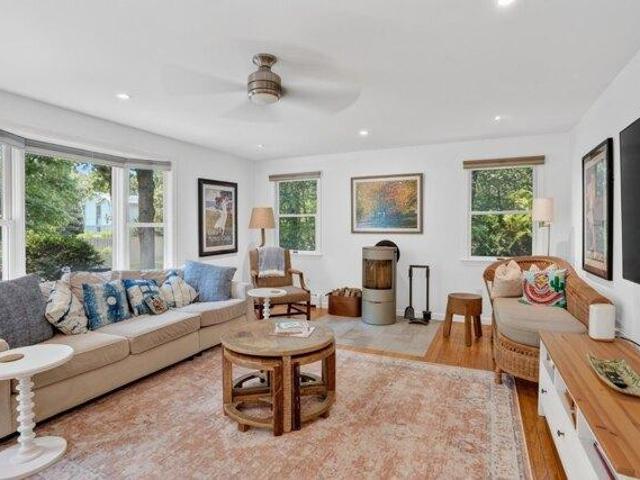 house with 3 bedroom, Oak Bluffs MA ES105106109