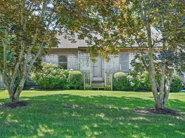 house with 3 bedroom, Oak Bluffs MA ES105157938