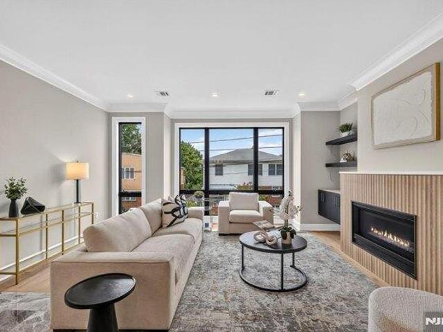 house with 3 bedroom, Palisades Park NJ ES105156558