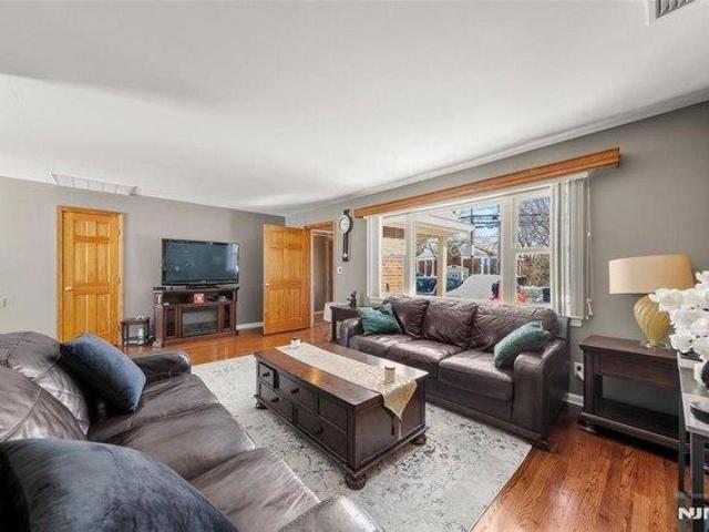 house with 3 bedroom, Paramus NJ DLS102707691