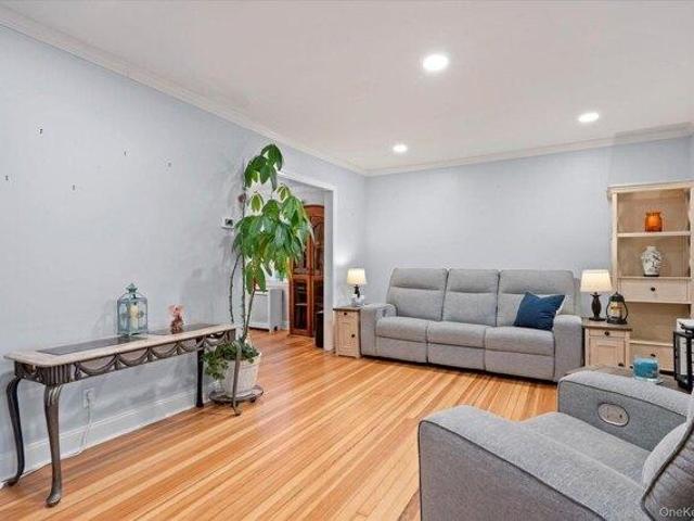 house with 3 bedroom, Patchogue NY ES104921497