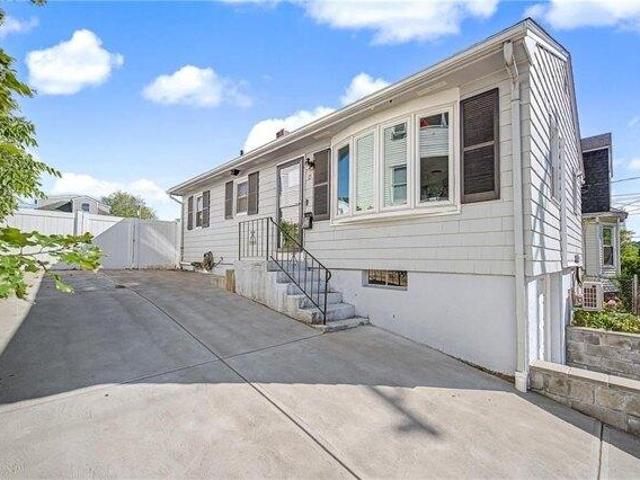 house with 3 bedroom, Pawtucket RI ES103220387