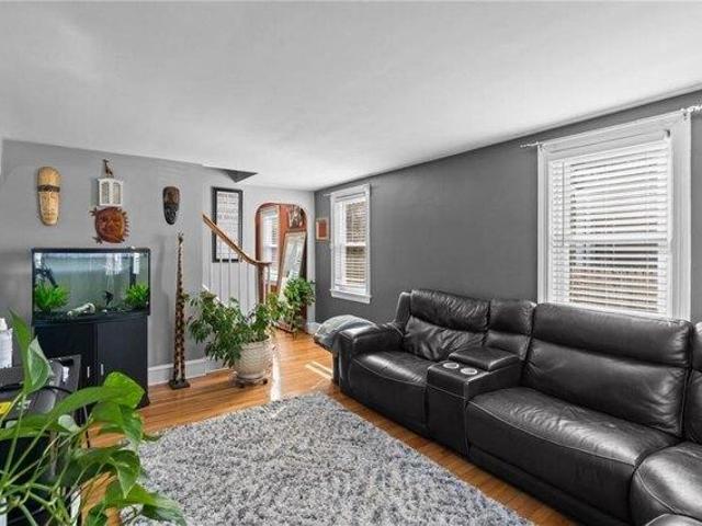 house with 3 bedroom, Pawtucket RI ES103222111