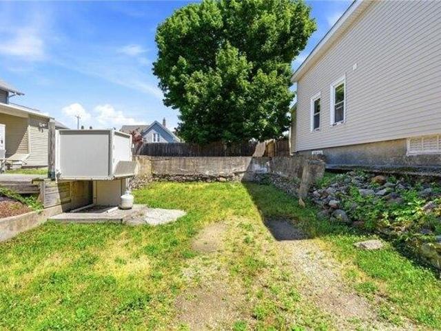 house with 3 bedroom, Pawtucket RI ES104604348