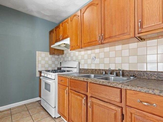 house with 3 bedroom, Pawtucket RI ES105107638