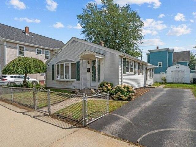 house with 3 bedroom, Pawtucket RI ES105127172
