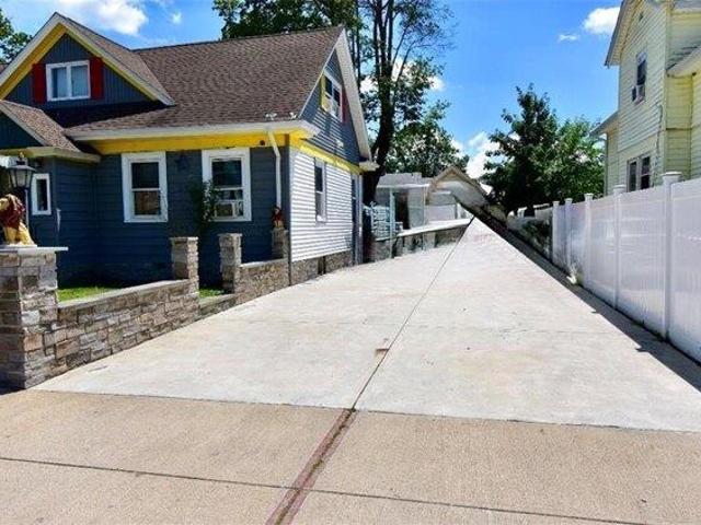 house with 3 bedroom, Pawtucket RI ES105142421