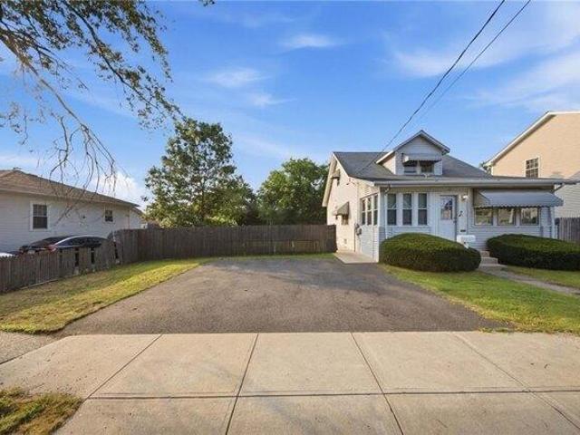 house with 3 bedroom, Pawtucket RI ES105277392