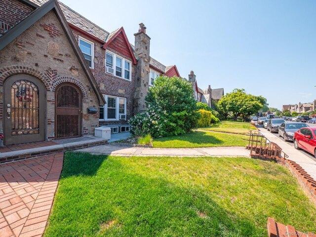 house with 3 bedroom, Rego Park NY ES103623715