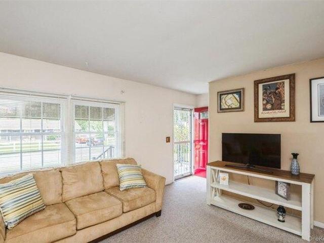 house with 3 bedroom, Ronkonkoma NY ES104902367