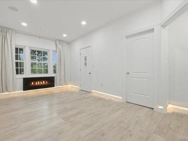 house with 3 bedroom, Ronkonkoma NY ES104921379
