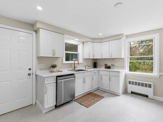 house with 3 bedroom, Seekonk MA ES104261990