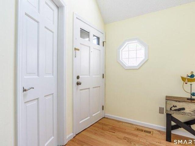 house with 3 bedroom, Shelton CT ES105127530