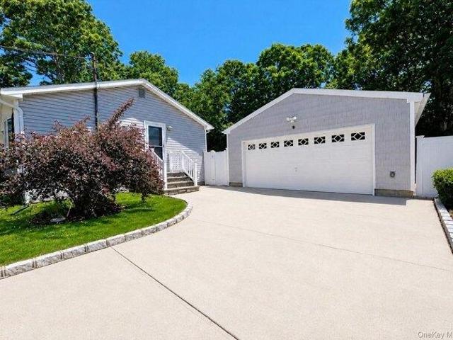 house with 3 bedroom, Shirley NY ES104904393